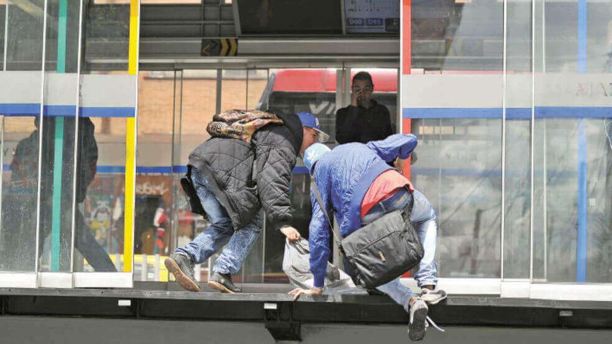 ¿Sabe cuál es el valor de la multa por colarse en TransMilenio? | LAUD